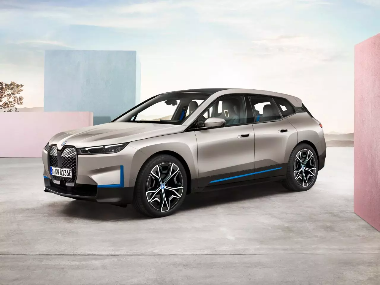 BMW стартира странна маркетингова кампания, за да защити грозната си кола