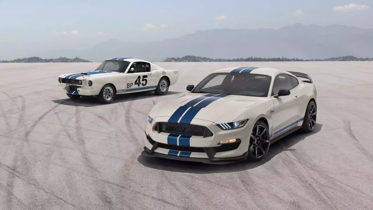 „Ford“ siūlo retą galimybę nusipirkti baltą Mustangą su mėlynomis juostelėmis