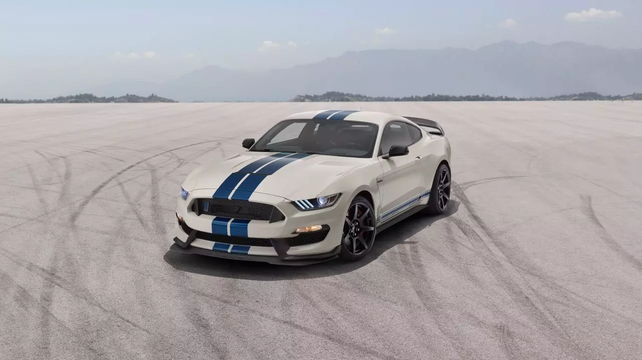 Ford presenta la rara opportunità di acquistare una Mustang bianca con strisce blu