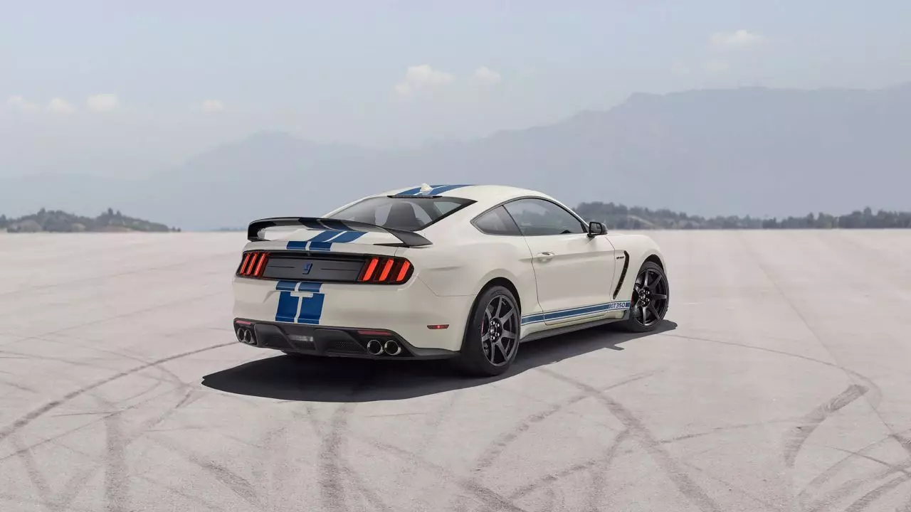 Ford presenta la rara opportunità di acquistare una Mustang bianca con strisce blu