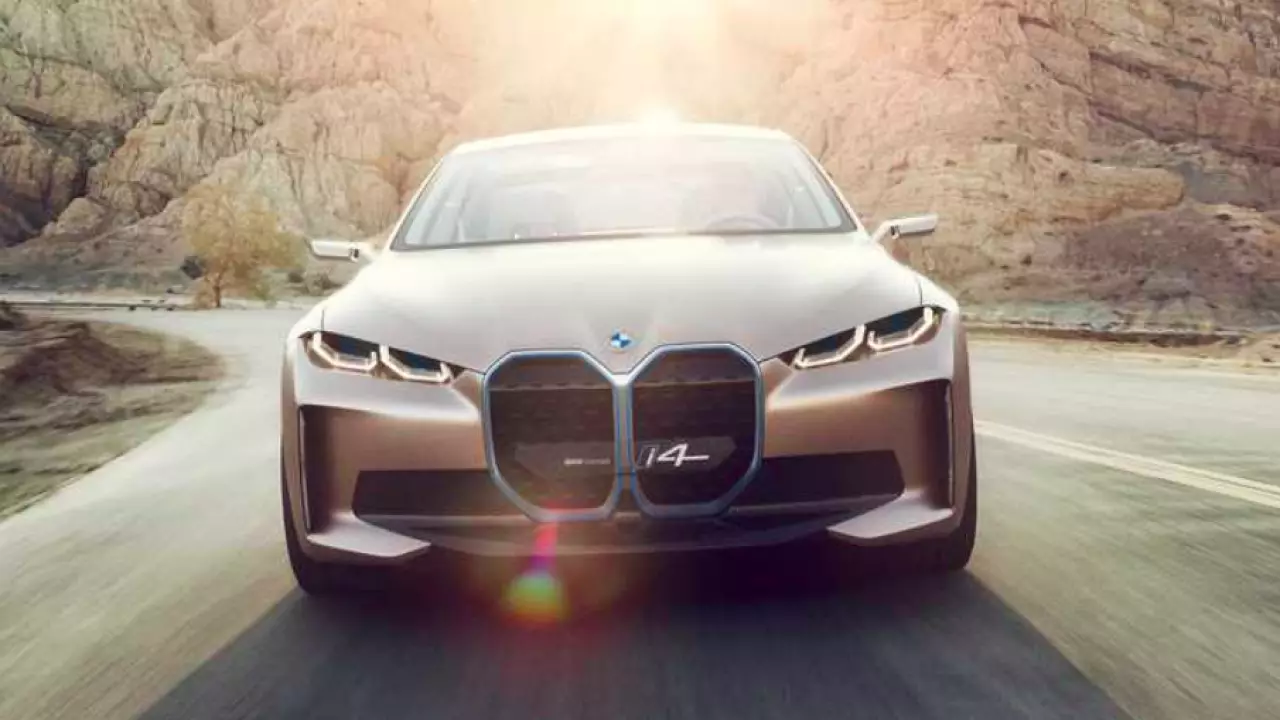 BMW Concept i4 бол BMW-ийн Теслагийн эсрэг гол зэвсгийг хамгийн ойроос хардаг.