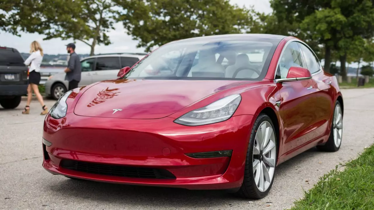 Илон Маск: Хусусияти навшудаи 'Summon'-и Tesla мошини шуморо водор мекунад, ки шуморо 
