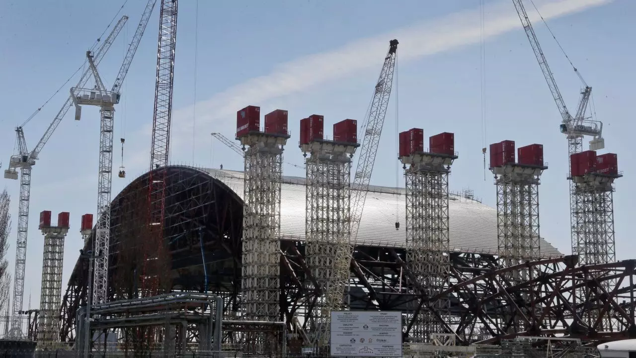 Ova masivna čelična konstrukcija će sahraniti černobilski reaktor 4
