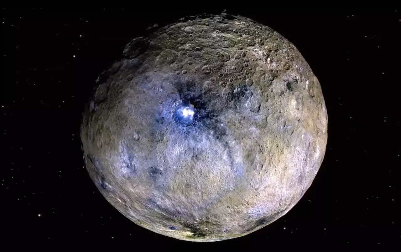 Il-pjaneta nana Ceres murija b'kulur falz, u l-Occator Crater qawwi tagħha. (Immaġni: NASA/JPL-CalTech/UCLA/MPS/DLR/IDA)