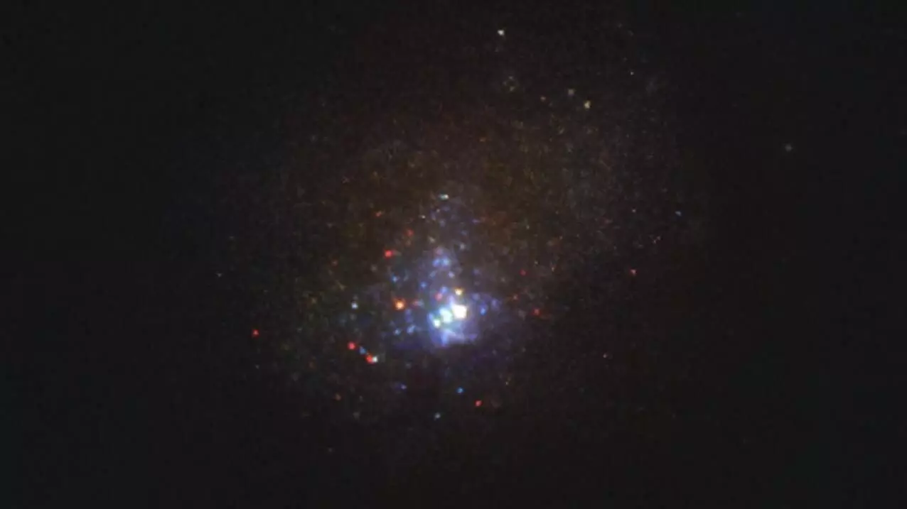 Bild der Kinman-Zwerggalaxie, auch bekannt als PHL 293B. Diese winzige Galaxie ist für Wissenschaftler zu weit entfernt, um einzelne Sterne herauszupicken. Was also auf diesem Hubble-Bild wie Sterne aussieht, sind entweder Sterne im Vordergrund oder gigantische Sternhaufen innerhalb der Galaxie selbst. (Bild: NASA, ESA/Hubble, J. Andrews)