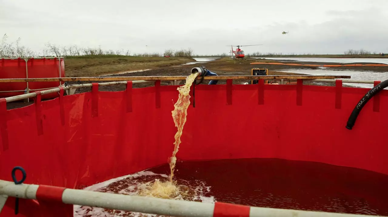 Nhiên liệu diesel tràn được nạo vét từ sông được đổ vào các bể chứa. (Hình ảnh: Getty)