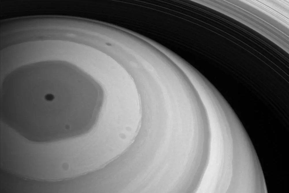 Um pólo norte em forma de hexágono de Saturno. (Imagem: NASA/JPL-Caltech/Space Science Institute)