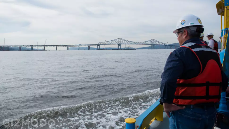 Suzuvchi superkran binosi Tappan Zee ko'prigi bilan tanishing