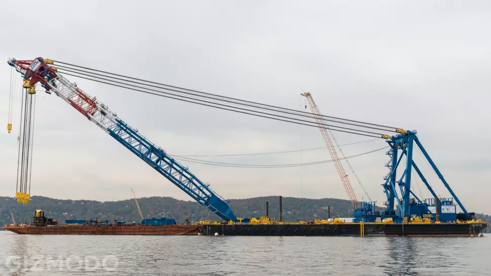 Запознайте се с плаващият суперкран, който изгражда моста Tappan Zee