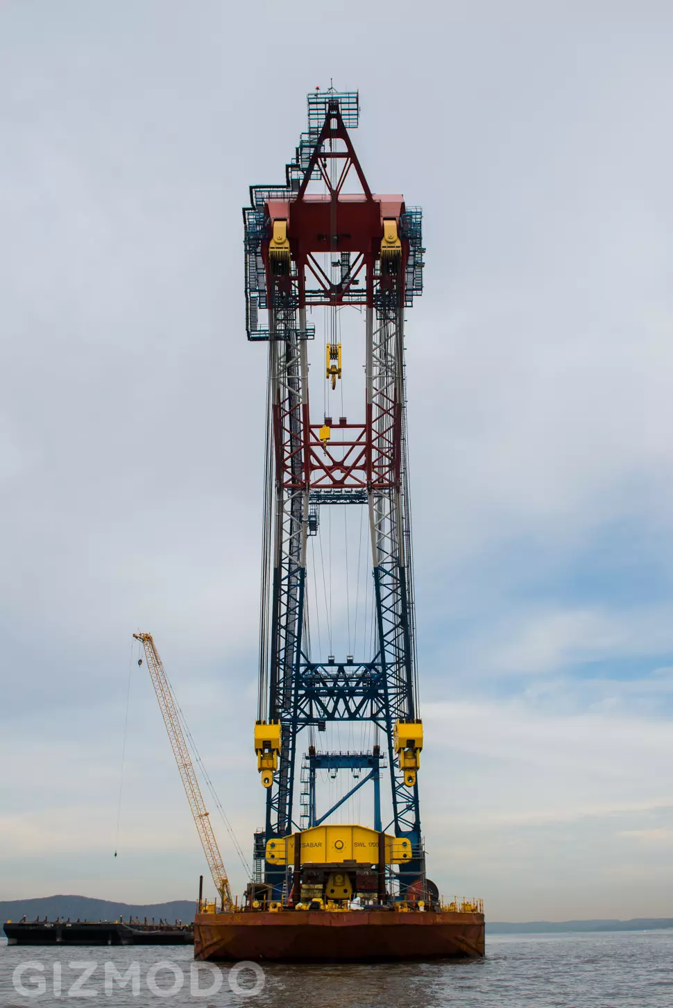 Suzuvchi superkran binosi Tappan Zee ko'prigi bilan tanishing