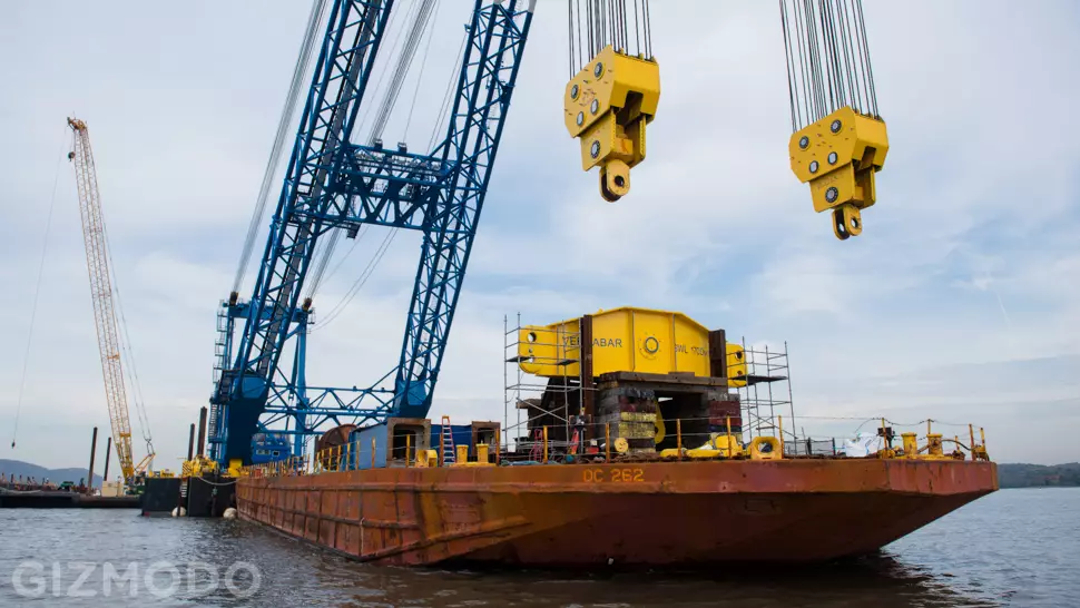 Suzuvchi superkran binosi Tappan Zee ko'prigi bilan tanishing