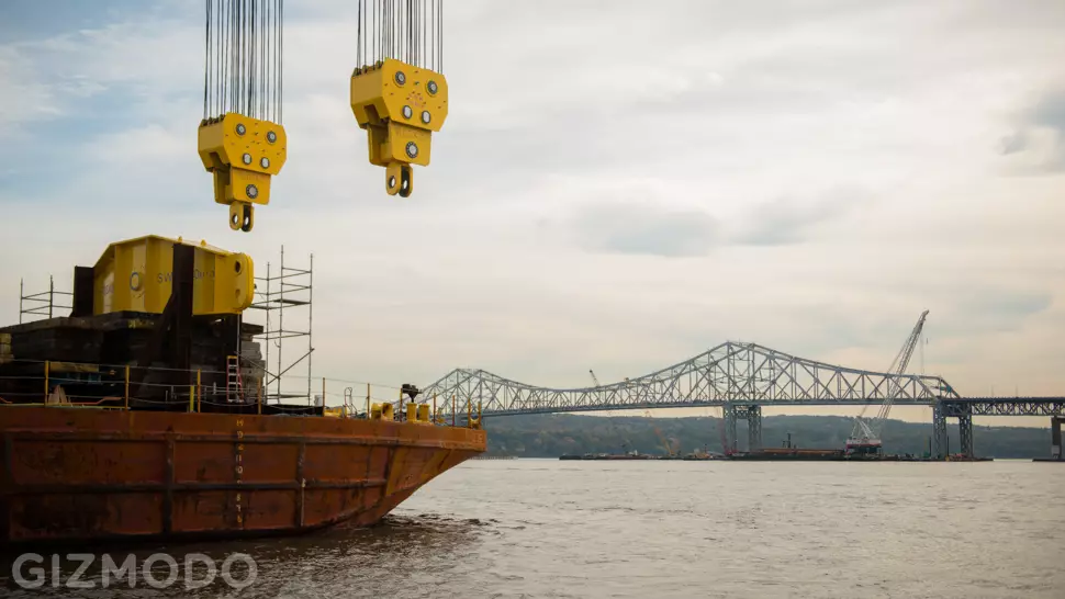 Suzuvchi superkran binosi Tappan Zee ko'prigi bilan tanishing