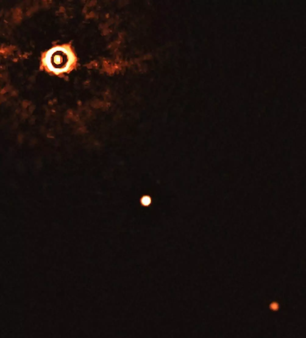 Der Stern TYC 8998-760-1 begleitet von zwei riesigen Exoplaneten. (Bild: ESO/Bohn et al.)
