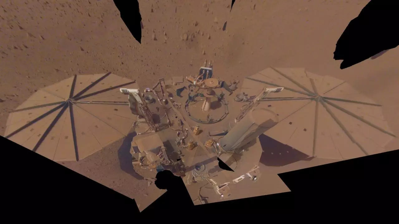 Міне, сөніп бара жатқан InSight Марсқа қону аппаратының соңғы селфиі