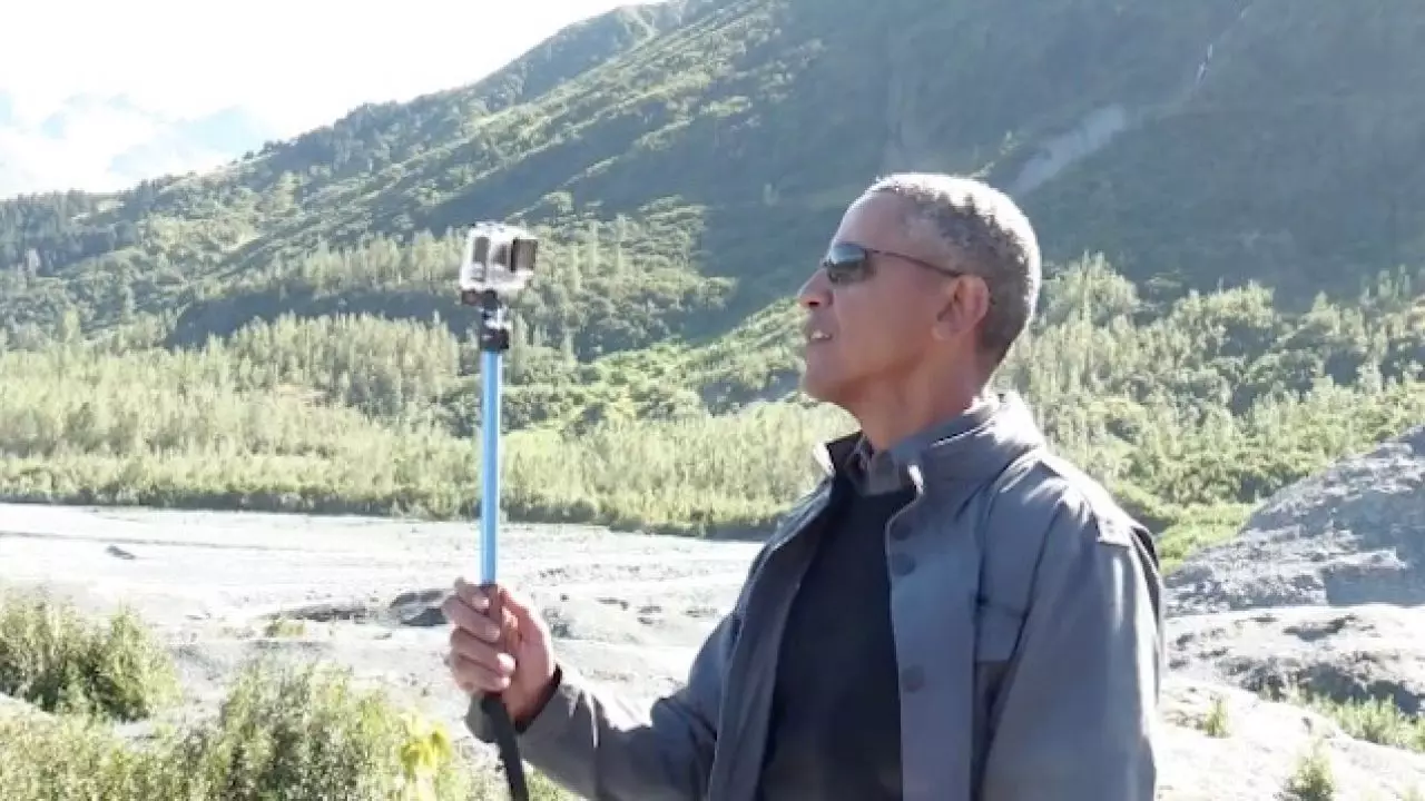Давидаи Обама дар Аляска бо чӯбчаи селфи