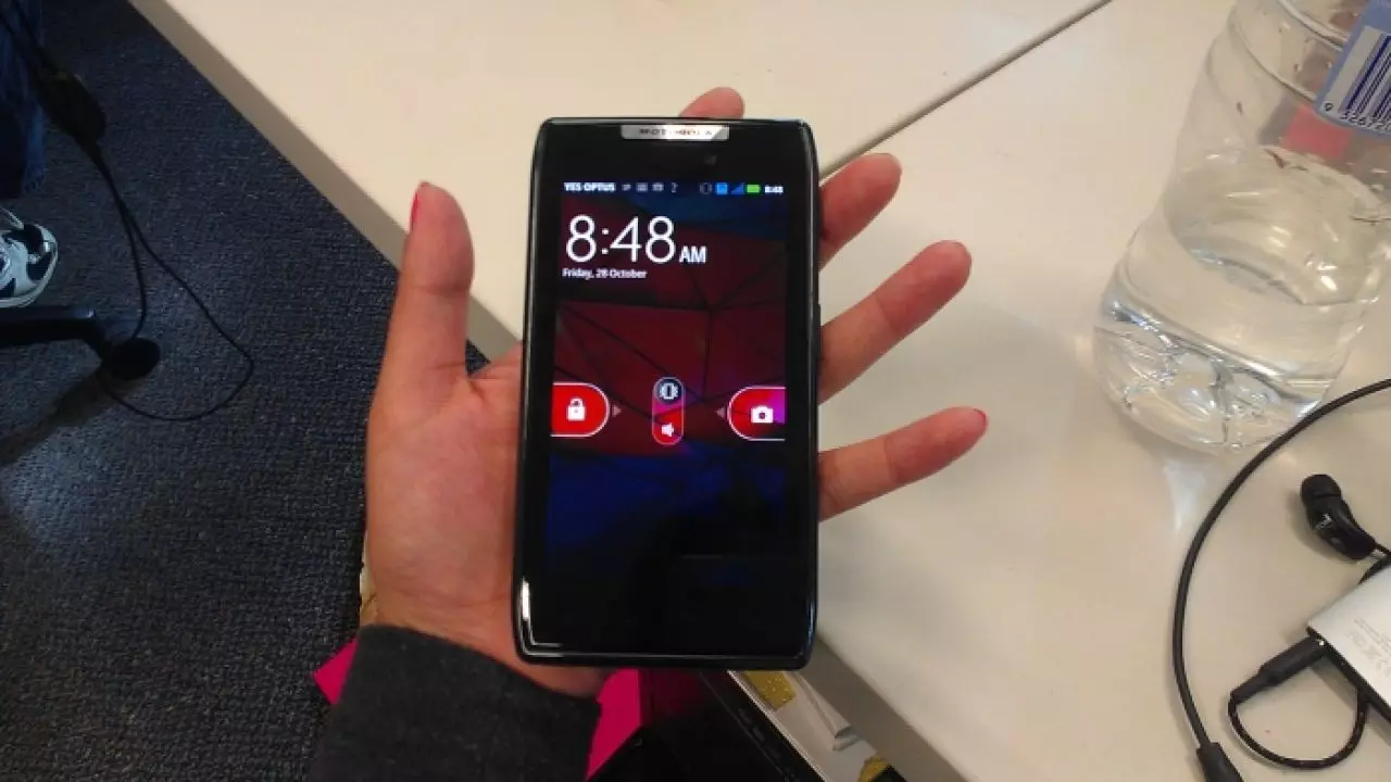 Motorola RAZR: Giz AU ide do rúk [Video]