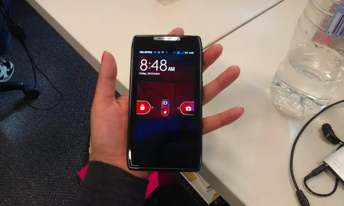 Motorola RAZR: Giz AU ide do rúk [Video]