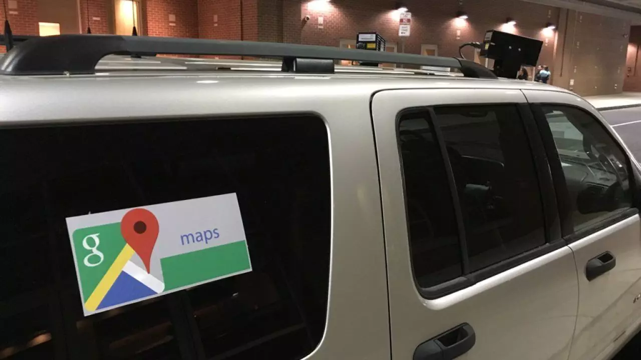 Je li ovo policijski SUV prerušen u Google Street View auto?