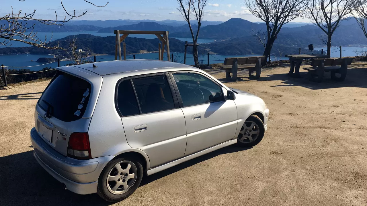 Paano Gawing Mini-Camper ang Iyong Hatchback Para sa Mga Murang Biyahe