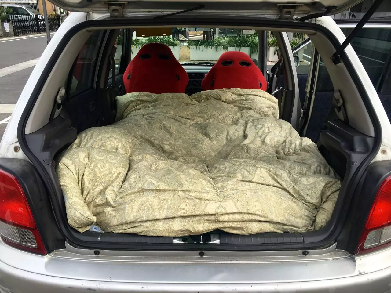 Hoe kinne jo jo hatchback yn in mini-camper feroarje foar goedkeape roadtrips