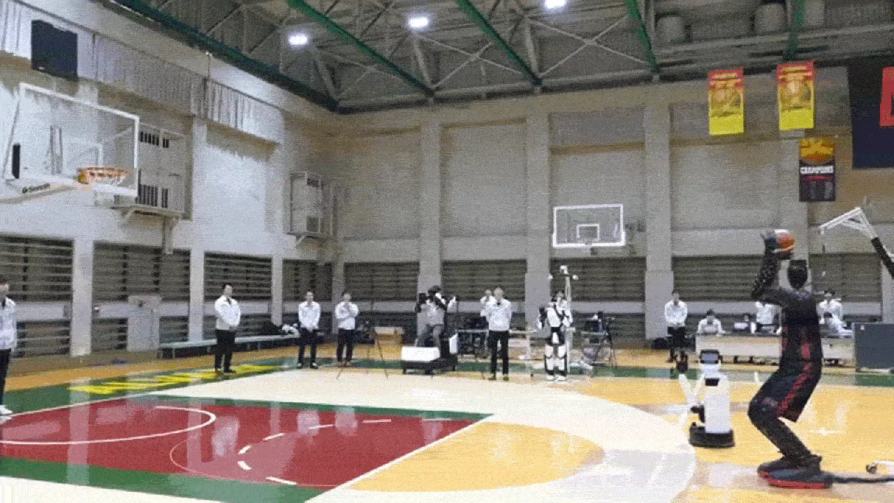 Assista a um vídeo profundamente estranho do robô de basquete da Toyota afundando uma cesta de três pontos