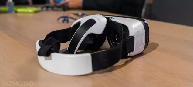 Samsung Gear VR apskats: Pie velna, es piesiksnīšu šo tālruni sev pie sejas