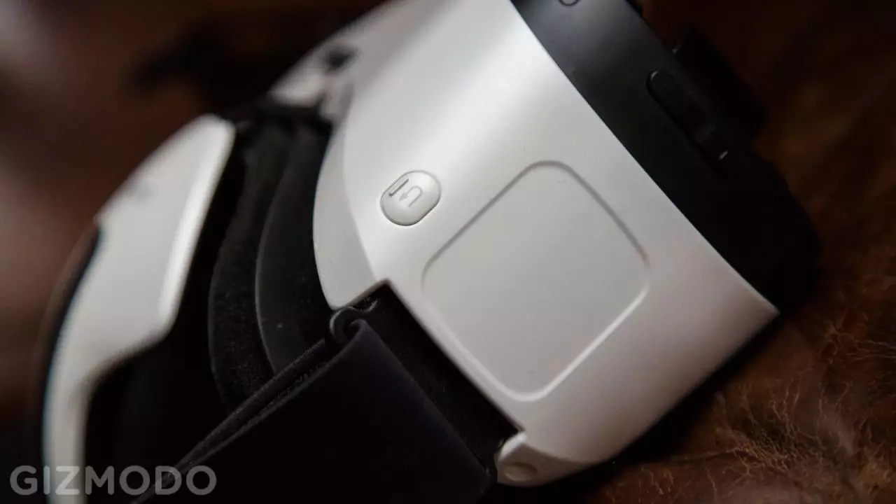 Samsung Gear VR apskats: Pie velna, es piesiksnīšu šo tālruni sev pie sejas