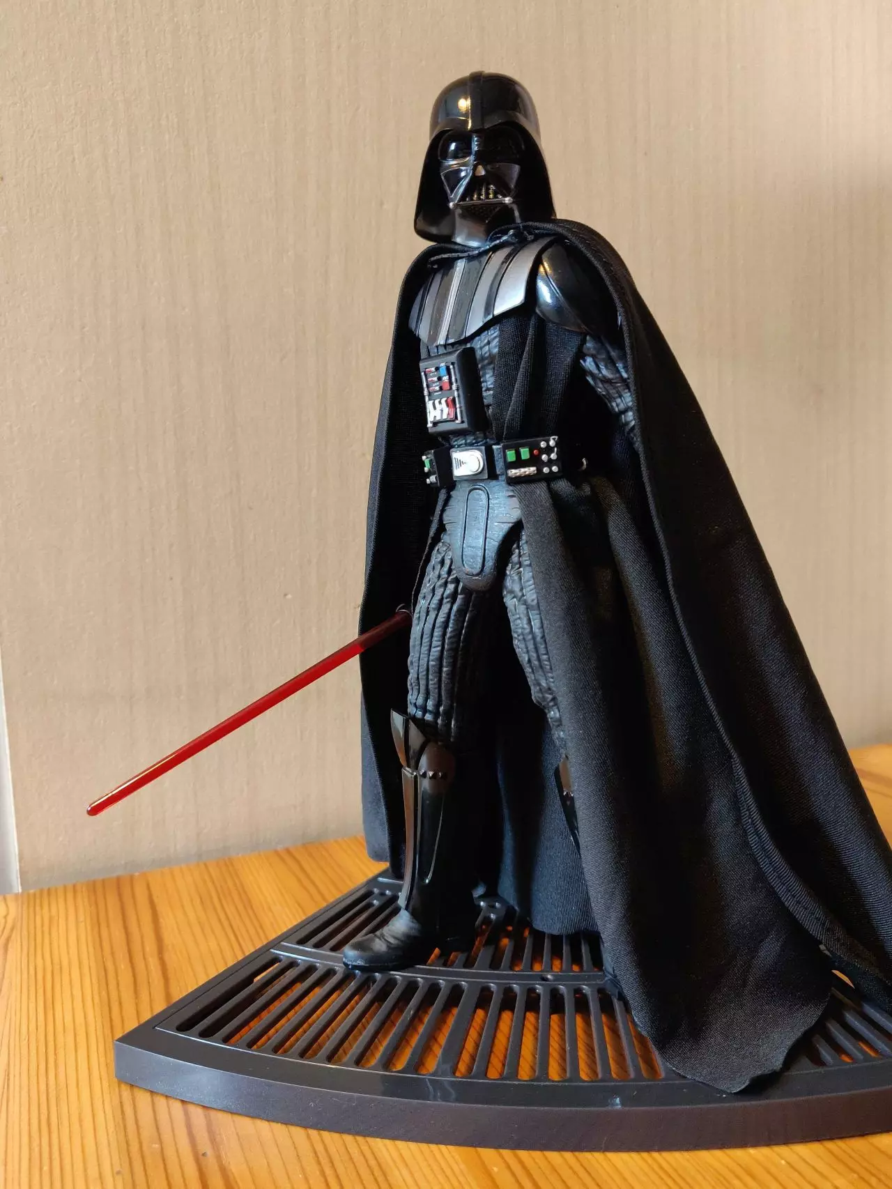 Hasbro's New Darth Vader Figure වඩාත්ම සිත් ඇදගන්නාසුළු සහ වඩාත්ම කලකිරෙන සුළුය