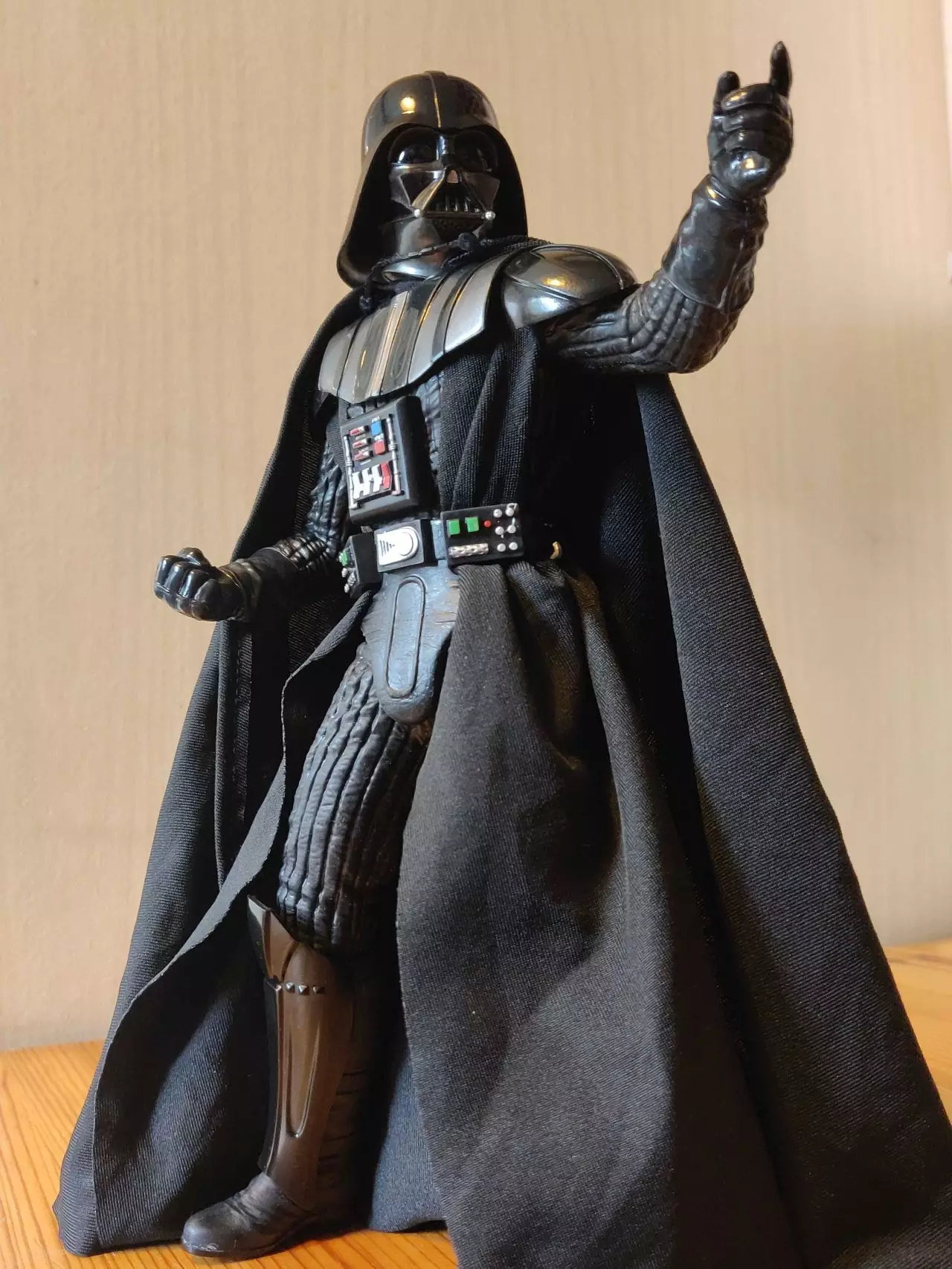 Figura e re e Hasbro-s Darth Vader është më mbresëlënëse dhe më frustruese