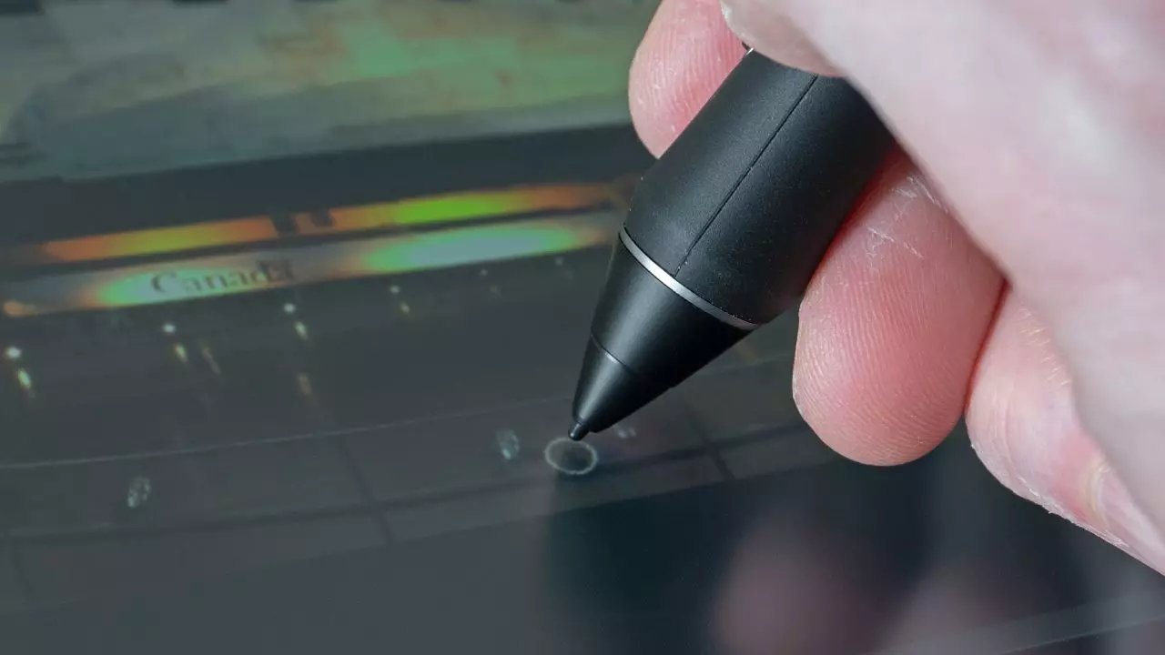 Wacom کا نیا سستی Cintiq کس طرح آئی پیڈ کو شکست دیتا ہے۔