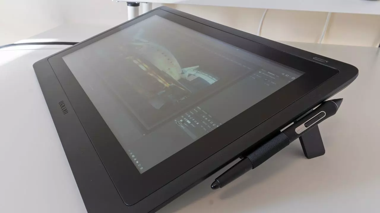 Wacom کا نیا سستی Cintiq کس طرح آئی پیڈ کو شکست دیتا ہے۔