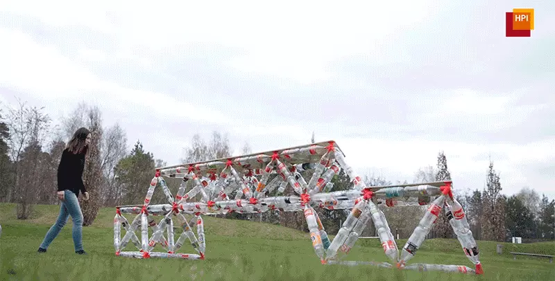 Ako stavať obrovské stavby pomocou fliaš na nealkoholické nápoje a 3D tlačiarne