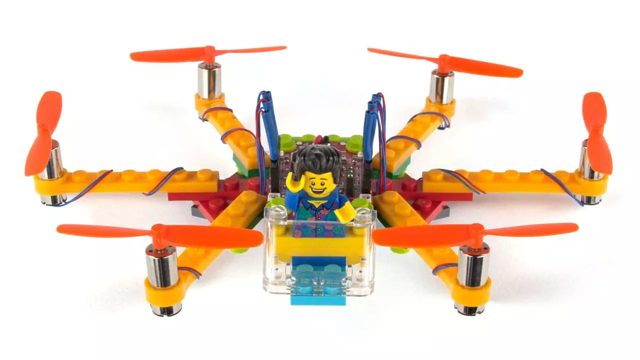 Zida Zosavuta Izi Zimakulolani Kuti Mumange Ma Drone Ouluka Kuchokera ku LEGO