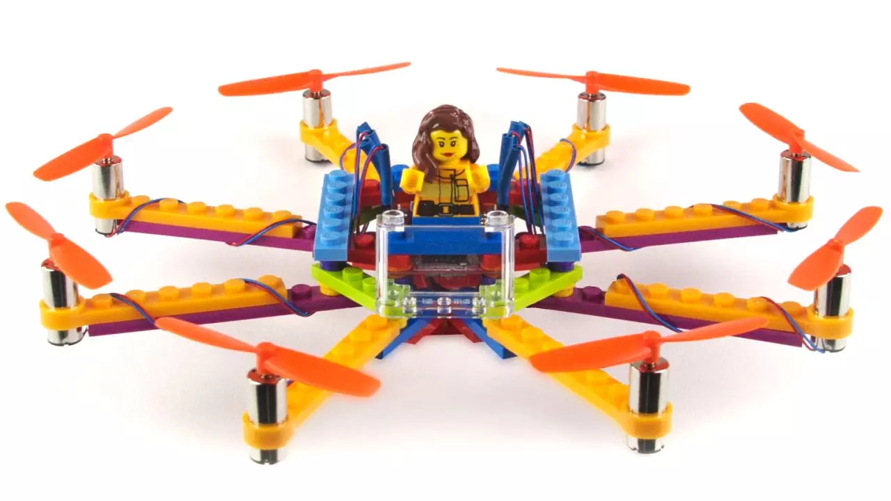 Estos sencillos kits te permiten construir drones voladores con LEGO