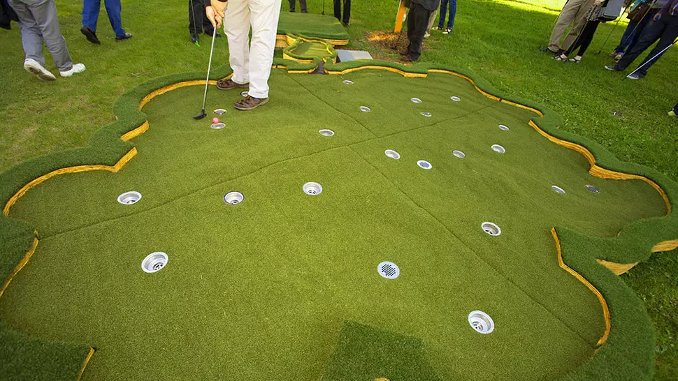 Всяка дупка е произведение на изкуството в това мини голф игрище със скулптурна градина