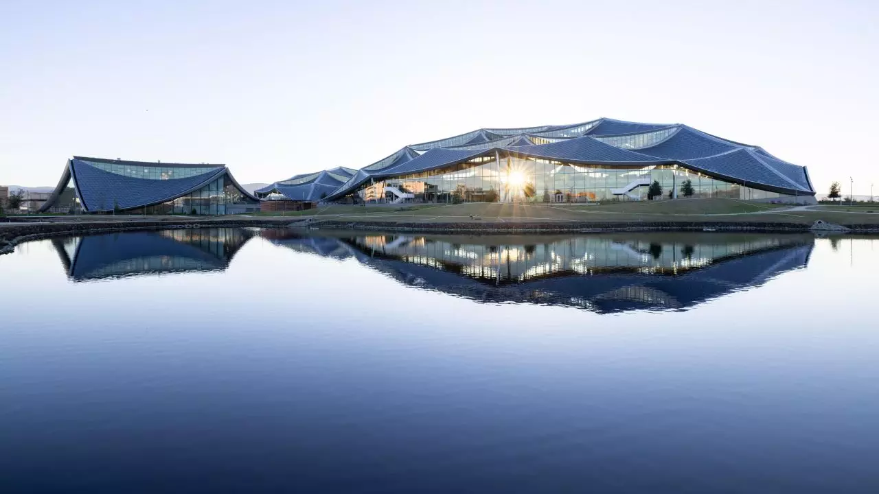 10 foto del nuovo enorme campus di Google con pannelli solari "Dragonscale".