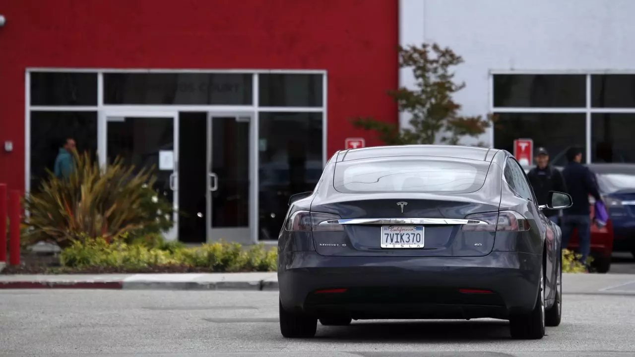 ABD'li Tesla Sürücüsü İki Kişiyi Öldüren Otopilot Kazasından Yargılanıyor