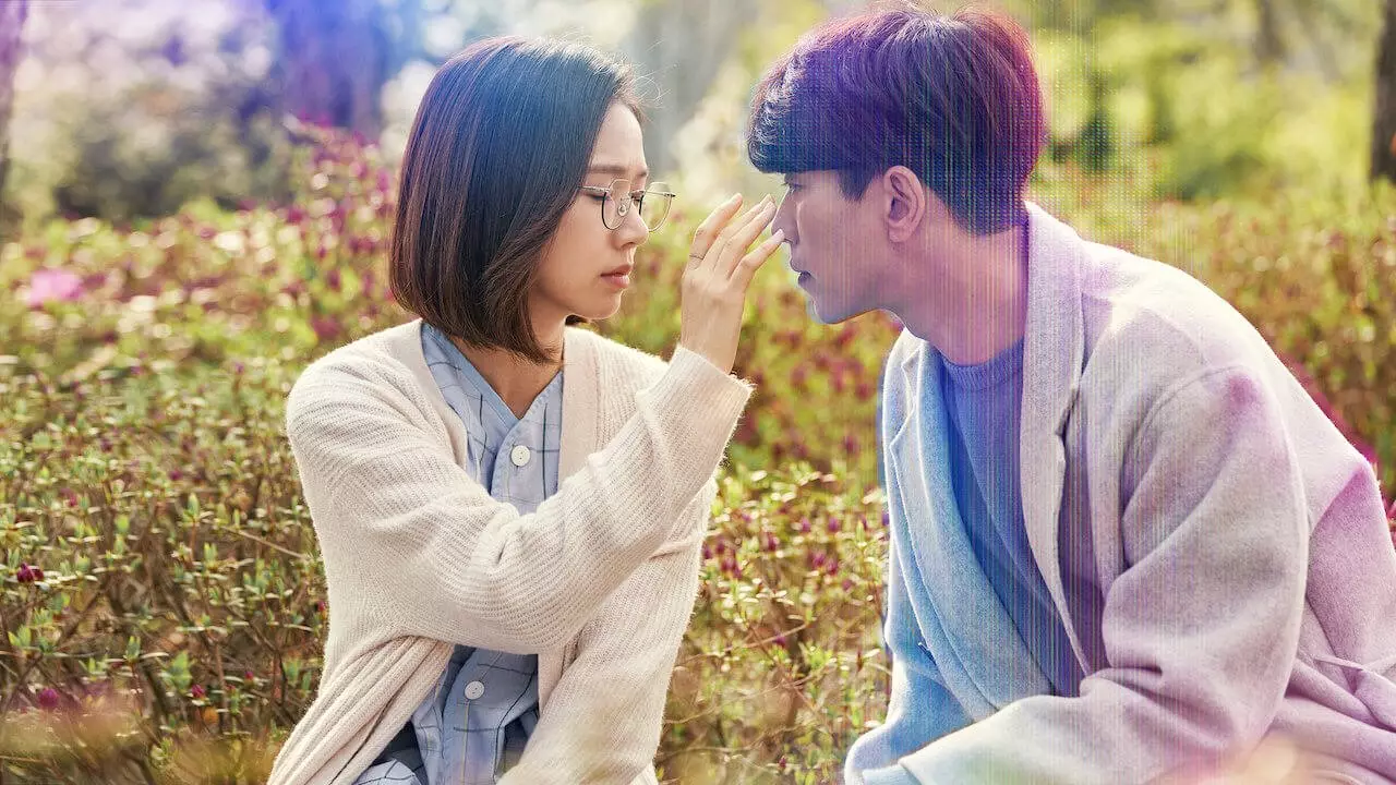 Han So-yeon (Ko Sung-hee) delar en romantisk stund med Holo (Yoon Hyun-min).
