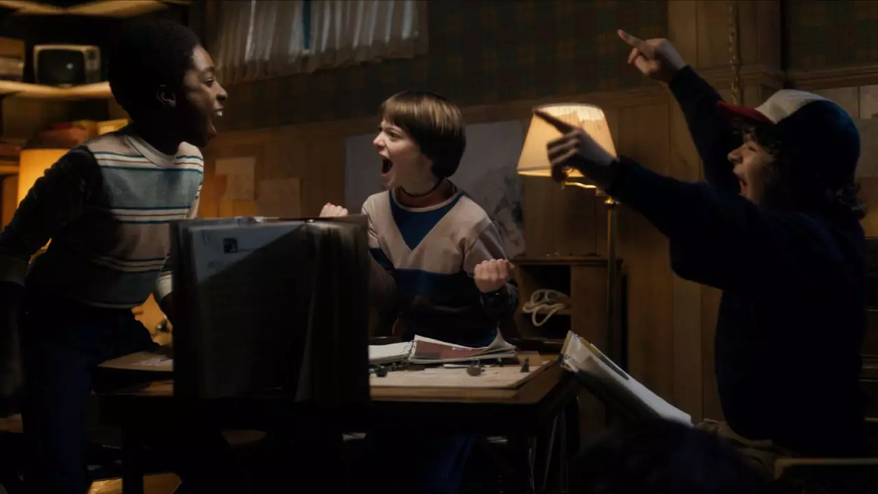 Stranger Things je hloupý příběh, který je mnohem víc než jeho reference