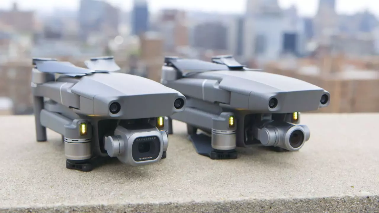 DJI's Mavic 2 Series Drones sun zo tare da ƙwararrun kyamarori masu ƙarfi da kuma firikwensin da yawa