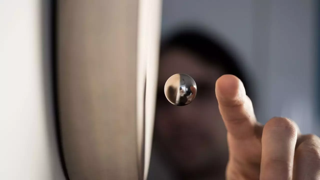 Ovaj čarobni drveni sat pokazuje vrijeme pomoću plutajuće magnetne lopte