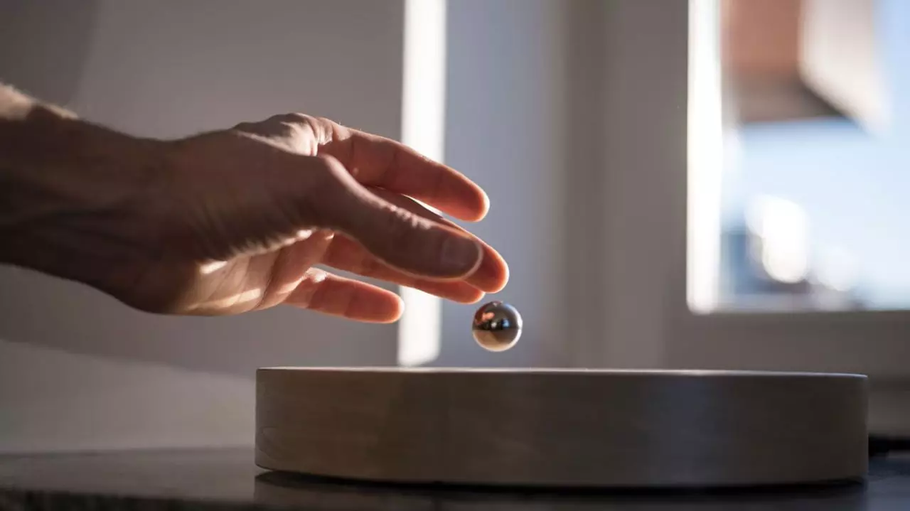Đồng hồ gỗ kỳ diệu này cho biết thời gian bằng quả cầu từ tính nổi