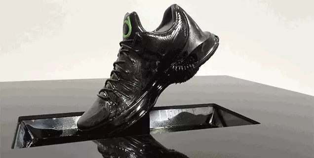 Usa ka Talagsaon nga Ferrofluid Display Naghatag Kinabuhi sa Bag-ong mga Sneakers sa Nike