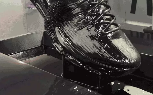 Usa ka Talagsaon nga Ferrofluid Display Naghatag Kinabuhi sa Bag-ong mga Sneakers sa Nike