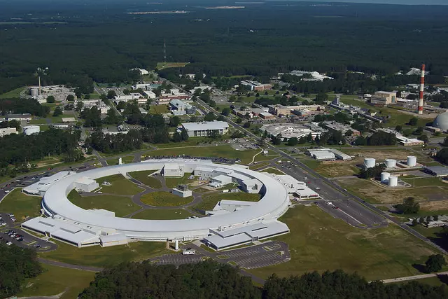 Hiiglaslik magnet läheb maastikureisile, et ennast leida ja universumit uurida