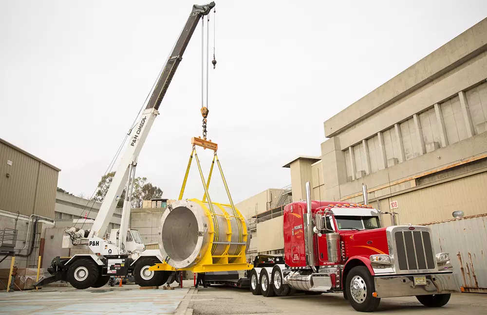 Giant Magnet parte per un viaggio attraverso il paese per trovare se stessi, studiare l'universo