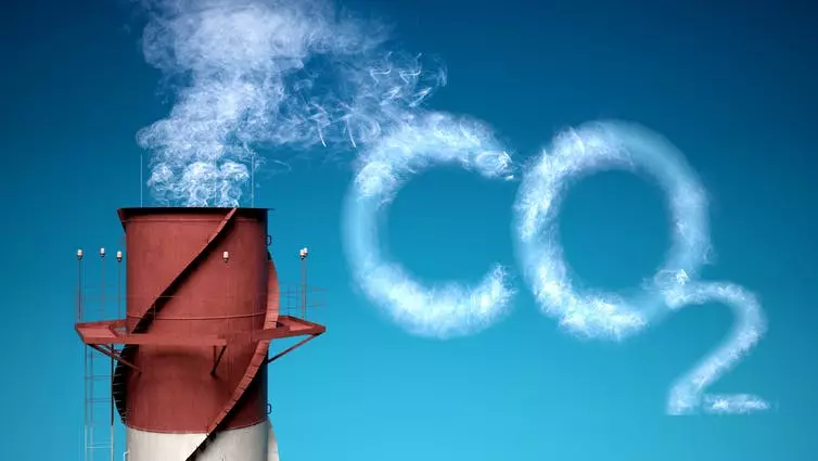 धुरात लिहिलेले CO2 सह स्मोक स्टॅक