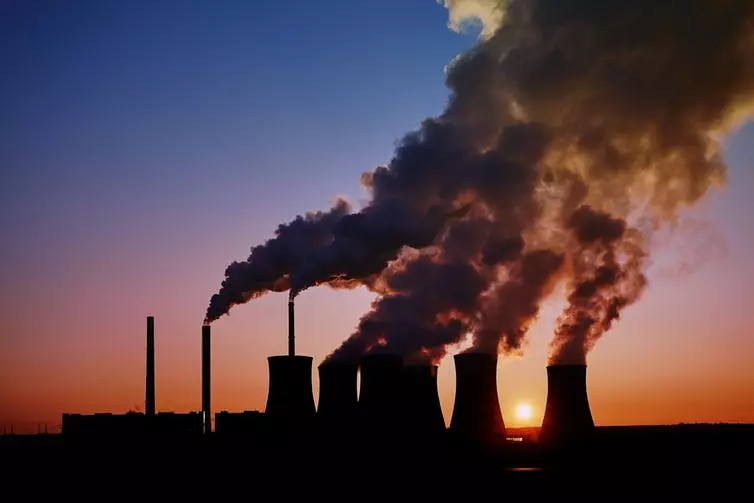 Emisi mundhak saka pabrik batu bara.
