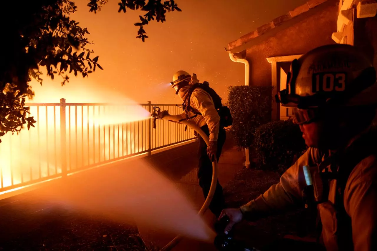 Californiya Yumuriro Wibihe Hano Nka Saddleridge Fire Yaturikiye Hafi ya Los Angeles