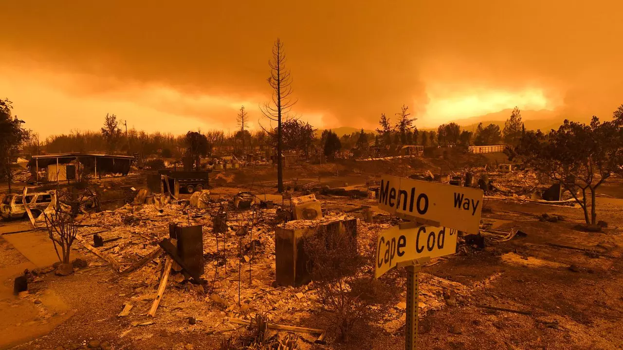 Опустошительный пожар Карра в Калифорнии в настоящее время охватывает не менее 89 000 акров, пять погибших и более пропали без вести